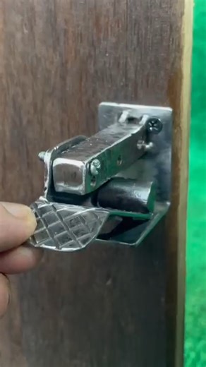 Useful simple idea with automatic lock gate latch #woodworking #wood #doorlatch #diy #creativedesign #CreativeMaking #doorautolock #homemade #reelsfbシ #fbreelsvideo | Share knowledge with me