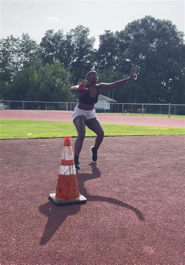 DEFENSIVE CONDITIONING THAT TRANSLATES 🏀🔥 (SAVE THIS) Sprint ➡️ Closeout • Chop your feet • Hands high • Don’t fly by ➡️ Slide to help (stay low, chest up) ➡️ Slide again around the cone (no crossing feet) Sprint ➡️ Next closeout Repeat for 4–8 cones Finish with a full-stride sprint back That’s game-speed recovery. 📊 2–4 sets (adjust to your level) Why this matters: ✔️ Teaches real defensive rotations ✔️ Builds stamina for the 4th quarter ✔️ Trains the mind body together If you want better de