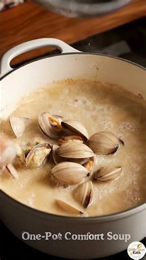 Creamy New England Clam Chowder 🥣🔥 (Classic Comfort!)