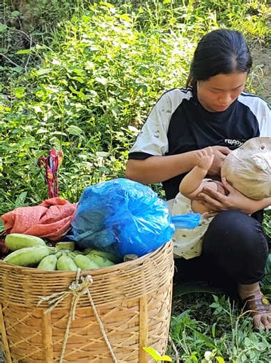 A_17-year-old single mother takes her son to school and splits bananas to sell
