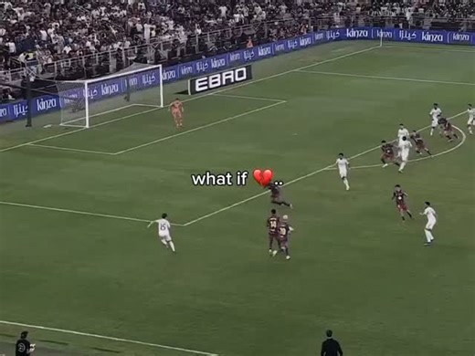  on Instagram: "2001년 개봉한 영화 “A Beautiful Mind”는 단순히 천재 수학자의 삶을 다룬 작품이 아니라, 인간이 내면의 혼란 속에서도 어떻게 사랑과 신뢰로 자신을 되찾아가는지를 보여주는 깊은 이야기입니다. 화려한 계산 장면보다 존 내쉬가 마음속 그림자를 이겨내려는 순간들이 훨씬 더 오래 기억에 남죠. 특히 그가 현실과 환상 사이에서 흔들리면서도 끝까지 아내를 향한 마음을 놓지 않는 모습은 묘하게 가슴을 저릿하게 만듭니다. 이 영화에서 감정을 완성시키는 요소는 바로 잔잔한 피아노 선율과 차분한 배경음악입니다. 처음에는 조용히 스며들지만, 어느 순간 관객도 모르게 내쉬의 감정에 같이 잠기게 되죠. 후반부, 아내가 내쉬의 손을 잡아주던 장면에서는 음악과 화면이 자연스럽게 겹쳐지면서 눈시울이 뜨거워지는 경험을 하게 됩니다. 많은 이들이 “이 장면만 떠올려도 이상하게 마음이 찡하다”고 말하는 이유도 그 때문일 겁니다. 이 영화가 여러 상을 휩쓴 건 단순한 인기