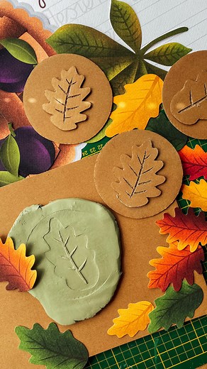 Karolina Borucka 🖍️Narysuj mi Mamo on Instagram: "🎨✨ KARTONOWE PIECZĄTKI DIY ✨🎨 czyli… jak wykorzystać górę kartonów 📦💛 Mam w domu mnóstwo kartonów (znacie to, prawda? ), więc zamiast je wyrzucać zamieniam je w coś kreatywnego! 🧰 Co będzie Ci potrzebne? ✔️ karton ✏️ ołówek (do szkicowania wzorów) 🔪 skalpel / nożyk 💡 ja dodatkowo podkleiłam pieczątki klejem na gorąco do podstawki 🎨 Pieczątki możesz: 👉 odbijać w masie solnej 👉 pomalować farbą i odciskać na kartkach 📌 Zapisz post, żeby