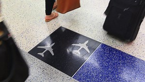 VIDÉO Ils devaient partir à Mykonos : leur bagage cabine est trop volumineux, la situation dégénère complètement à l’aéroport