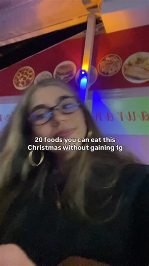 Mariana | Online Coach on Instagram: "🎄 20 (Holiday-Friendly) foods with almost no calories to get through Christmas without gaining fat 📋 FULL LIST BELOW First things first: don’t base your entire diet only on these foods!! Use them as a support so you don’t arrive starving to big meals… but your overall intake and balance still matter. ⸻ 🥦 HOLIDAY VEGGIES & STARTERS (per 100g) Perfect to add volume to your plate without adding many calories: • Red cabbage – 25 kcal • Brussels sprouts – 36 k