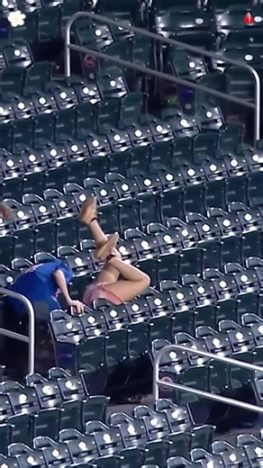 One in a million spectators catch the ball#foryou #mlb #sports #baseball #funny