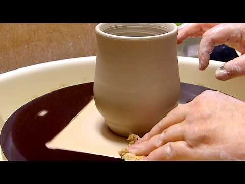 Drehen an der Töpferscheibe: Kaffeebecher