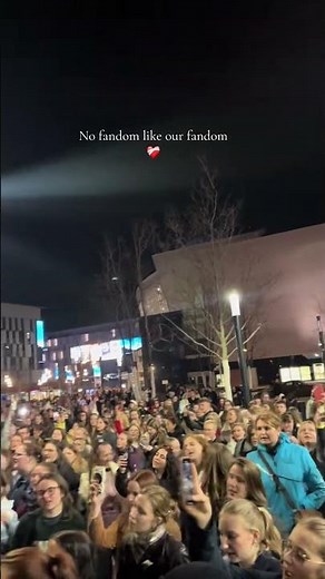 no fandom does it like Directioners 😭🔥 ONE DIRECTION crowd goes INSANE aftershow ❤️‍🔥