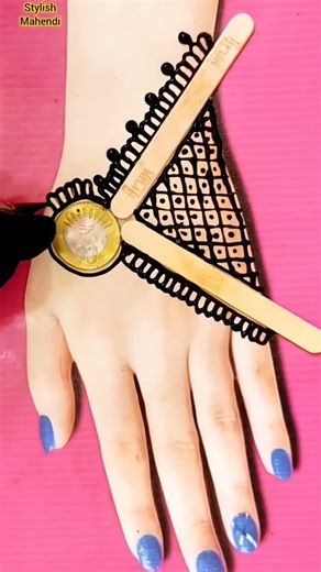 Beautiful Back Hand Mehndi Design 2025 | Trendy Mehndi Look 🌿 #shorts #mehndi