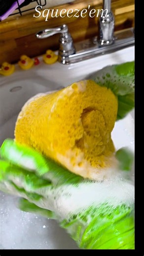 Pine Pinalen squeeze's 🫧🫧 pine milk 🥛🍼#spongesqueezingasmr #cleaningvideos #relaxingvideos #spongesqueezing #spongeasmr #relaxingvideosatisfying #asmr | Squeeze'em Squeezes