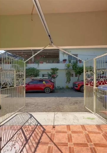 🚀 ¡Así de fácil es automatizar tu puerta! 🔧 Instalamos este motor para un acceso rápido y sin esfuerzo. 🤔 ¿Prefieres control remoto o acceso con sensor? Comenta abajo 👇 📩 ¿Te interesa una instalación? Escríbenos para más info. #Automatización #PuertasAutomáticas #Seguridad #Tecnología #Manzanillo