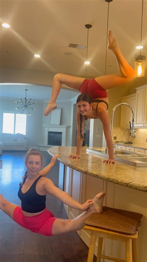 kitchen contortion 👩‍🍳🍽️ #contortion #handstanding #kitchen