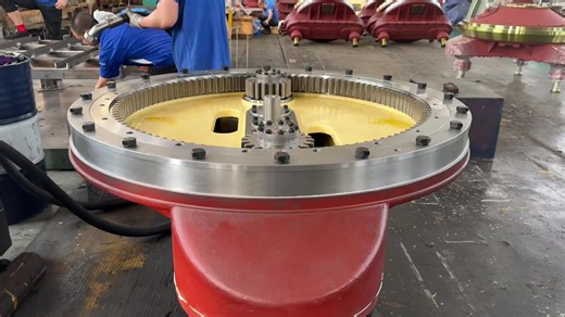 The engineer is conducting a test run of the gearbox. Every gearbox produced by the Konic-gearbox factory undergoes strict testing before leaving the factory. The test run is also part of the testing process. The purpose of this test is to ensure that the gearbox operates smoothly without any noise or abnormal sounds.#gearbox #factory #