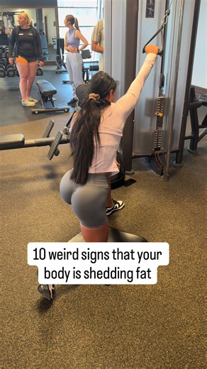If you’re frustrated because the scale isn’t moving… this is for you. Fat loss doesn’t always show up on the scale first. And if you quit every time the number stalls, you’re quitting right before results compound 👀 Here are 10 signs your body is actually shedding fat (even if the scale isn’t moving): ✨Your lower belly feels less “puffy” in the morning ✨Your leggings fit looser around the waist ✨You’re less bloated after meals ✨Your face looks leaner ✨You can see slight definition when you tens
