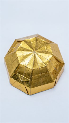 Kamiori Studio on Instagram: "🛑 Octagon Box ✏️ Designed/ Folded by Tomoaki Hamanaka 📃 Paper: Hi-Pika (15cm × 15cm) 🎥 Tutorial: https://youtu.be/sWopARpAeiA Grid: 8 grid It has a simple structure, but it is an interesting form that can be used to represent hemispherical shapes such as wine glasses, mushrooms, and jellyfish. #origamidecor #origamiart #octagon"