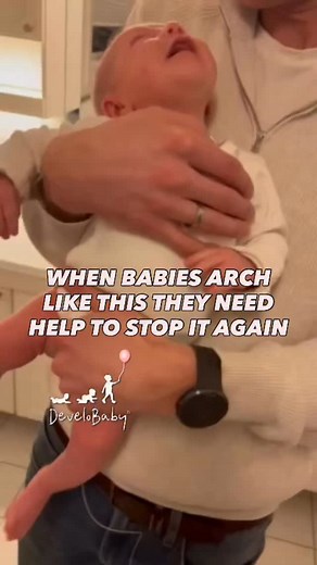 Many babies tend to arch their backs, just like this sweet little baby who came to my clinic. This baby had “colic” and tension and he suffered from silent reflux. The discomfort and crying had made him arch so many times that the muscles on his back (extensor muscles) had become so strong and it became difficult for him to stay in the flexed position and relax. If this becomes frequent so that it is involuntary for the baby, it can lead to a flat head and delayed motor development. Common signs