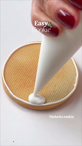 118K views · 3.9K reactions | Wet-on-wet cookie designs are so easy once you get the icing consistency right and they always turn out so pretty!  Recipes and cookie cutters available in my link in bio #cookiedecorating #satisfying #easy #christmas | thelucky.cookie | Facebook
