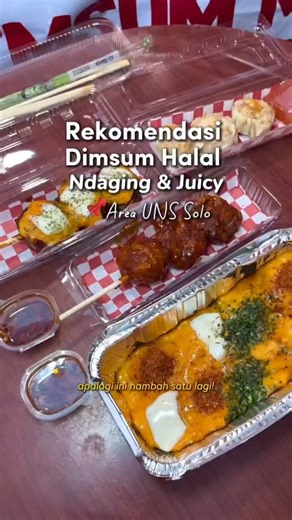 UNS Universitas Sebelas Maret on Instagram: "🍣 Dimsum bakar dan Mentai viral di Karanganyar @nemoe.dimsum buka cabang di Belakang ISI Solo. Tipe dimsumnya tuh padat, dan tiap gigitan langsung ketemu daging ayam! 🐔 Alias… ndaging banget! 🤤 💸 Harganya ramah banget di kantong mahasiswa. Dimsum original isi 3 cuma Rp8.000-an aja! Varian lainnya juga nggak kalah menggoda... 🔥 Ada dimsum bakar dengan saus manis, pedas, sampai yang mentai mozzarella lumer! Favoritku? Jelas yang mentai! Apalagi tia