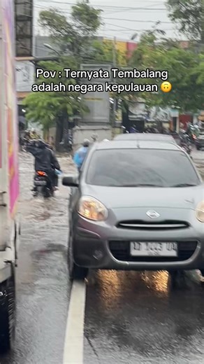 Bertahun-tahun baru tahu ini, ternyata Tembalang City adalah Negara Kepulauan 🤣 Gacorrr banget banjirnya banyak motor yang nekat nerobos malah mogok. Dipinggiran jalan banyak motor kecil yang mogok karena air terlalu tinggi Gua cari aman puter balik aja, habis turun mesin takut kenape-nape 😁 #temcy #tembalang #tembalangfood #undip #fyp