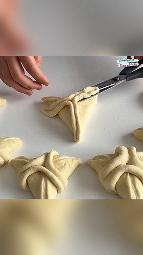97K views · 715 reactions | Faço Isso 3 Vezes por Semana Desde Que Aprendi Esse Método! Ingredientes: água morna (200ml) leite morno (200ml) 1 colher de sopa de fermento biológico seco (10gr) 2 colheres de sopa de açúcar 1 colher de chá de sal 100g de manteiga 500g de farinha de trigo (adicione de forma controlada) Recheio: 150 g de queijo Ou outro recheio da sua preferência Para pincelar: 1 gema de ovo 1 colher de sopa de leite | Confeitaria Faça e Venda | Facebook