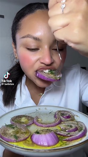 Dégustation d'oignon rouge mariné au citron