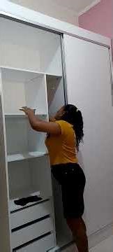 Limpando o guarda roupa.