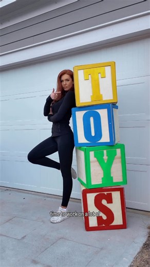 Britain Bennett on Instagram: "DIY LIFE-SIZE TOY BLOCKS 🧸 After lots of trial and error, these giant toy blocks finally came to life!😍🎨 Perfect for my Santa’s Workshop theme, adding that playful, oversized vibe to my outdoor display! They were totally worth the MANY crash outs ✨ Now it’s time to work on the lights!💡 #christmasdecor #christmasdiy #diy"