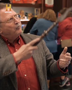 1.9M views · 46K reactions | Es una pieza muy rara de 200 o 300 años, es de plata y tiene zafiros y rubíes genuinos. Este Kris antiguo podría tener poderes mágicos, además de valer mucho dinero, ¿habrá un experto para un arma de los dioses?  Todo esto y más en tu pantalla de History #ElPrecioDeLaHistoria | HISTORY | Facebook