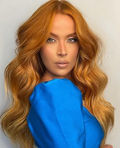Obsessed with this ginger transformation by @manaemjr 🦊🧡 He used @schwarzkopfusa, and shares the formula below 👇 • When I make a transformation, everything is analyzed in depth, so I take into account the health of the hair, the color, the cut, in addition we can also take the shape of the client's face. In view of this, I bring a practical example: @marianadesiree_ had blonde hair, with a cold tone at the ends, bringing an atmosphere of detachment, on the other hand, her root was hot, bringi
