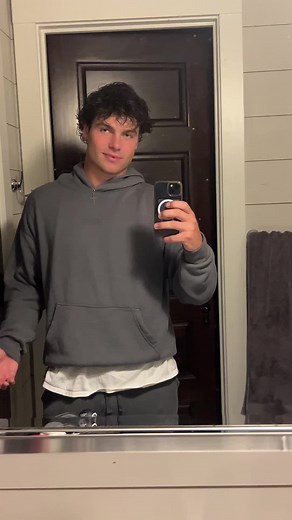 Selfie Tips: Taking the Perfect Bathroom Mirror Photo