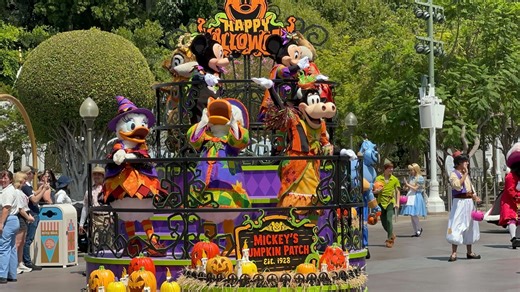 Mickey & Friends Halloween Cavalcade Returns to Disneyland With More Villains - WDW News Today