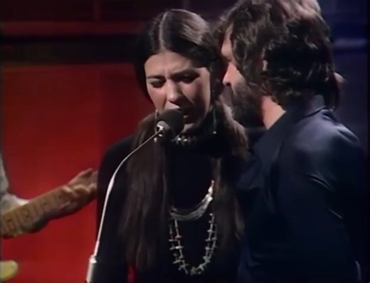 Kris Kristofferson and Rita Coolidge – Help Me Make Through The Night...🎺 Dive into the full Music Video: https://classic-country.oldiesclassic.org/kris-kristofferson-and-rita-coolidge-help-me-make-through-the-night/?utm_source=facebook&utm_medium=horeel&utm_campaign=classiccountrysongsfastslowsongs | Classic Country Songs Fast & Slow Songs