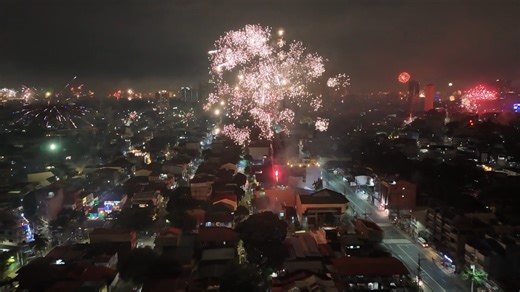 1.1M views · 60K reactions | HAPPY NEW YEAR! 拾 Colorful fireworks illuminate the night sky in Kamuning, Quezon City as the country welcomes the New Year on Thursday midnight. (Video by Michael Varcas/The Philippine STAR) | Philippine Star | Facebook