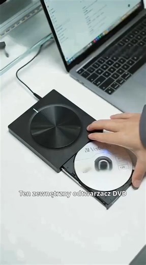 【Zewnętrzny napęd CD/DVD Plug-and-Play — Twoja przenośna stacja robocza!】💿✨ Nie tylko do odtwarzania płyt — przekształć pojedynczy port USB w centrum multimedialne! 🔹 4 porty USB gniazdo kart pamięci — natychmiastowe rozszerzenie możliwości laptopa 🔹 Dynamiczne podświetlenie RGB — dodaj kolor do swojego miejsca pracy 🔹 Zintegrowane kable — schowaj je w podstawie, aby uniknąć plątania 🔹 Antypoślizgowe gumowe nóżki — pozostają na miejscu nawet podczas energicznych ruchów Idealne do: archiwiza