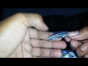 Memasang stiker pada minnow sangat simple.