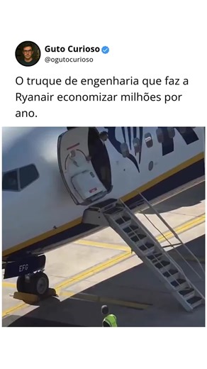 Guto Curioso | Curiosidades e Fatos on Instagram: "✈️🤯 Já reparou que os aviões da Ryanair têm escadas próprias? Isso não é detalhe — é estratégia milionária. Ao instalar escadas embutidas na fuselagem, a companhia evita pagar taxas de solo e economiza dezenas de milhões de dólares por ano. ⏱️ Menos tempo em terra, mais voos por dia, mais lucro. O embarque fica mais rápido e a empresa ainda ganha independência para operar em aeroportos menores e mais baratos. 💡 Um pequeno ajuste de engenharia 