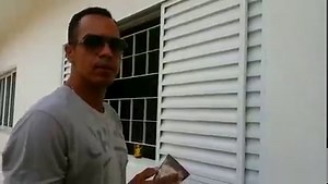 Como fazer TELA MOSQUITEIRO para janelas fácil. A técnica desse vídeo é realmente muito fácil e prática de fazer. Créditos: canal Marcos Ferreira | Meia Colher