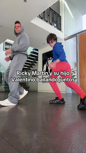 Ricky Martin y su hijo Valentino bailando juntos en un video que subieron los dos en Tiktok.🫶🏻♥️ CC: @tilectricno #ricky #rickymartin #martin #valentinomartin #rickymartinfans #rickymartinofficial #rickyedit #rickymartinoficial #danc #baile #padreehijo #trends #bailes #labomba #livinglavidaloca #daddy #boricua #pr #puertorico #boricuas