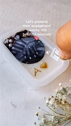 preserving memory into resin keychain #resinart #giftideas #resinkeychain