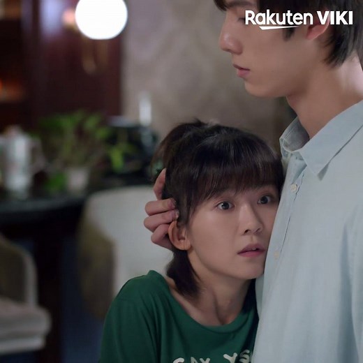Song Yi Ren needs to raise her heart rate to unlock a treasure box… 🤔 Running doesn’t seem to help, but Deng Chao Yuan knows that a big hug will get her pulse racing! 🤗💓 Catch Professional Single now on Viki: https://bit.ly/ProfessionalSingleSNS | Viki