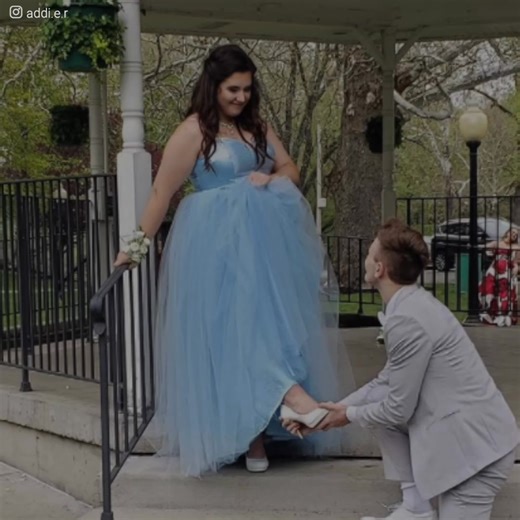 Hij wilde zijn vriendin verbazen. Maar hij kreeg een nog grotere verrassing. Het blijkt dat Addi Rust, zoals elk meisje, in een speciale jurk naar het bal wilde. Haar familie kon het echter niet betalen. Haar beste vriend, Parker, wilde haar niet verdrietig zien, dus deed hij een poging om haar dromen waar te maken: hij kocht allerlei soorten stof en begon die – zonder in zijn leven ooit genaaid te hebben – vorm te geven. Op de afstudeerdag verbaasde de jongeman zijn goede vriendin. Maar dagen l