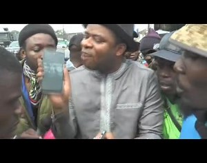 The D.O. of Douala 1 subdivision, challenges the angry bike riders in Deido Douala with a video in his phone that their colleague is not dead but undergoing treatment at the Laquintini hospital. This did not convince them as they demanded to meet him face-to-face in the hospital. This rather generated repression with the anti riot police going after the angry bike riders all over the city, stopping them from barricading roads. #CNA | Cameroon News Agency