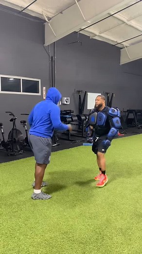 In the lab putting The new Step By Step branded @dawg.trainer to use with Coastal Carolina DT @p5tyler training discipline eyes & hands #StepByStep 🐶 🫡🤝 @fivestarlinemen | Step By Step Sports Training