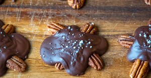 Easy Pecan Turtles