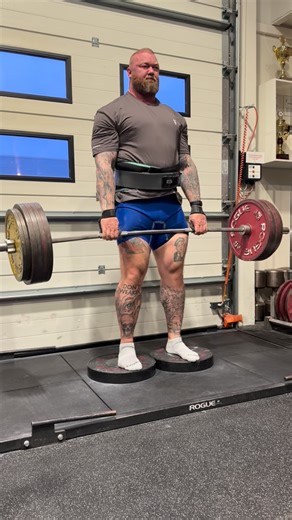 Hafþór Júlíus Björnsson on Instagram: "Deficit deadlifts 280kg 3 reps, 3 sets. Solid work! Increasing 10kg each week. Link in bio for training programs. Let’s get strong together!"