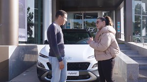 58 reactions · 4 comments | Plus qu’un test drive, un moment fun et de partage. Meryam Kadmiri a pu découvrir le plaisir de conduire le nouveau Kona Hybrid #champion des SUV , en compagnie de l’un de ses abonnés ! 朗" #HyundaiMaroc #HyundaiKonaHybrid #HyundaiHybrid #KonaHybrid | Hyundai Maroc | Facebook