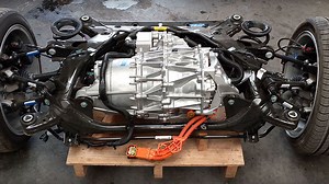 Bir YouTuber, Tesla Model S'in Motorunu Söktü (Video)