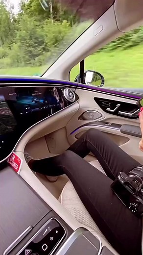 Augmented Reality navigation in the new Mercedes EQS! What do you...