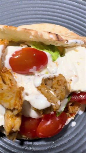 Nach unserer Fahrradtour gab es heute was schnelles Teigtasche mit Hähnchengyros, Tzatziki selbstgemacht und Salat #hähnchengyros #foodoftiktok #foodoftheday #schnellesessen