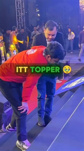 Alag Bano on Instagram: "IIT Topper 🔥❤ . . #physicswallah #pwreels #alakhsir #motivation #iitstudent rank1 . ."