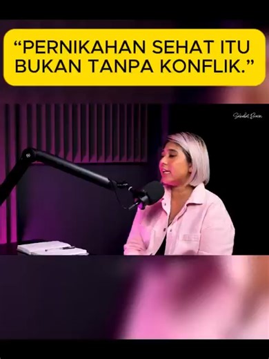 “Pernikahan sehat itu bukan tanpa konflik.” Konflik itu normal. Yang tidak normal adalah ego yang ingin menang. Setiap kali bertengkar, tanyakan satu hal: Kita sedang berusaha menyelesaikan masalah… atau sedang berusaha memenangkan argumen? Karena dalam pernikahan, kalau satu menang — sebenarnya dua-duanya kalah. Konflik dalam pernikahan itu normal dan tidak bisa dihindari. Masalah muncul ketika pasangan fokus untuk menang dalam argumen, bukan menyelesaikan masalah. Pernikahan yang sehat adalah 